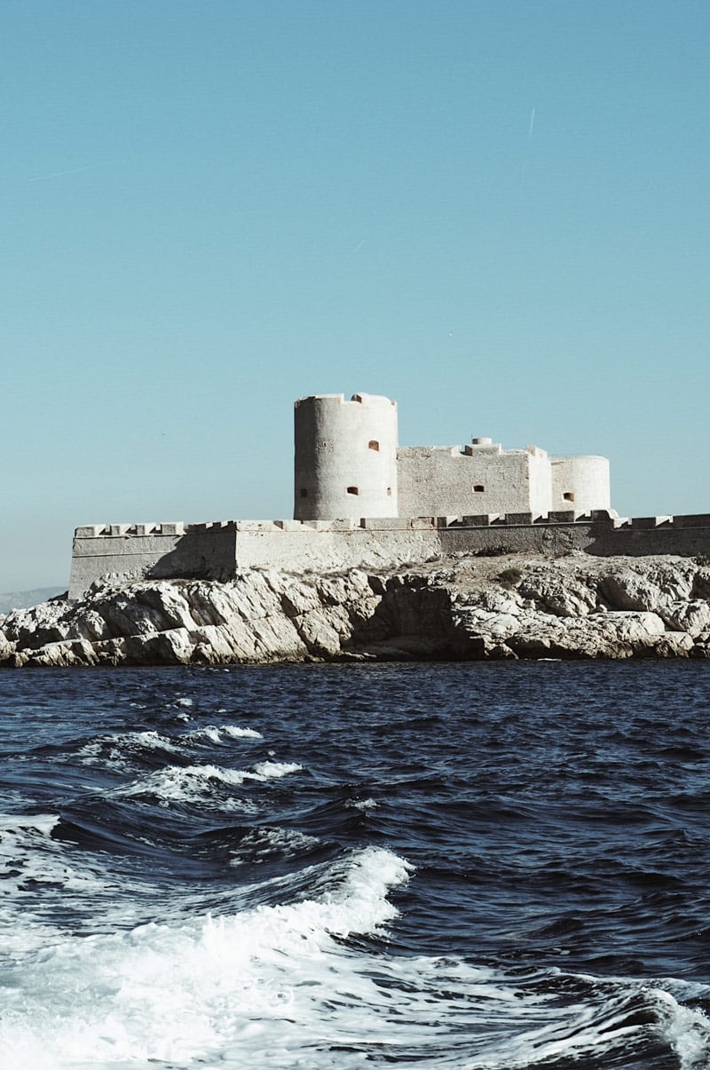 Comment visiter les îles du Frioul à Marseille ? • blog voyage